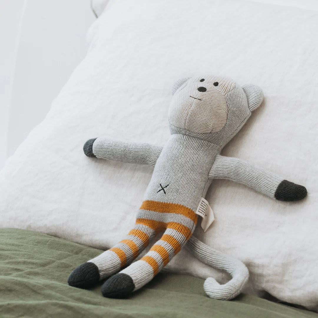 Sam Monkey – Betty and Lola